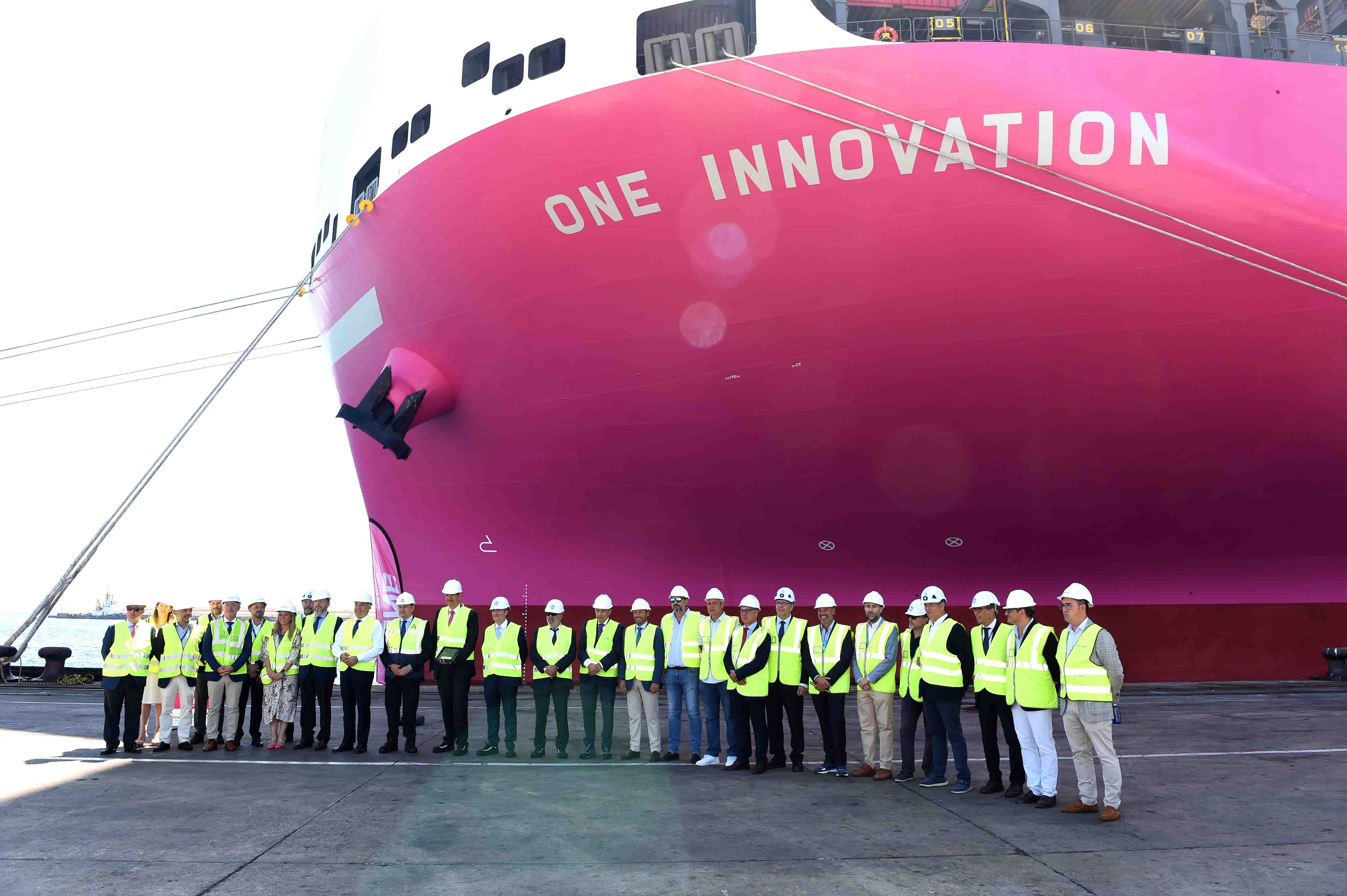 El alcalde da la bienvenida al megabuque “ONE Innovation” en su escala en la ciudad