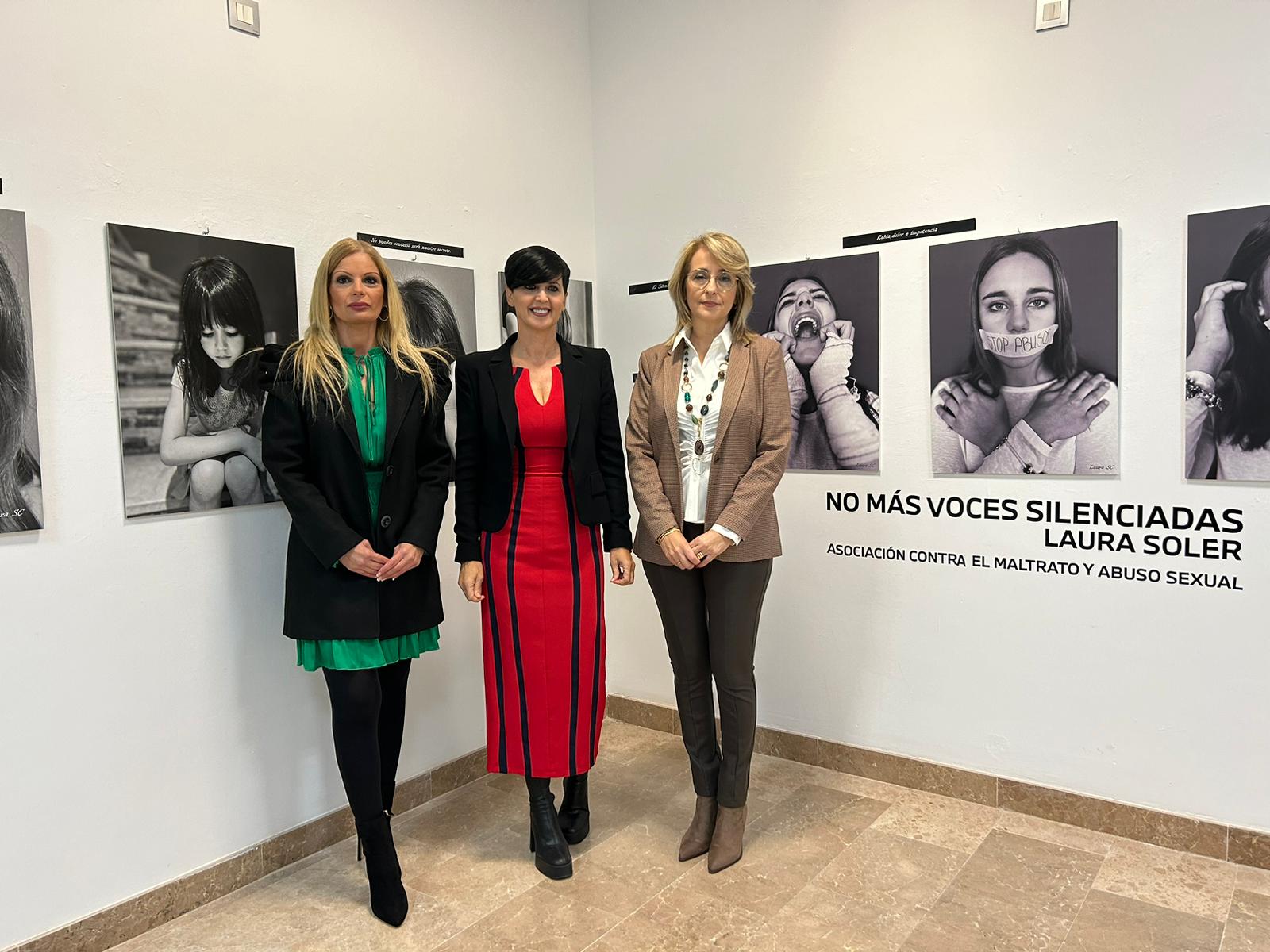 Pintor y Quiles inauguran la exposición fotográfica ‘No más voces ...