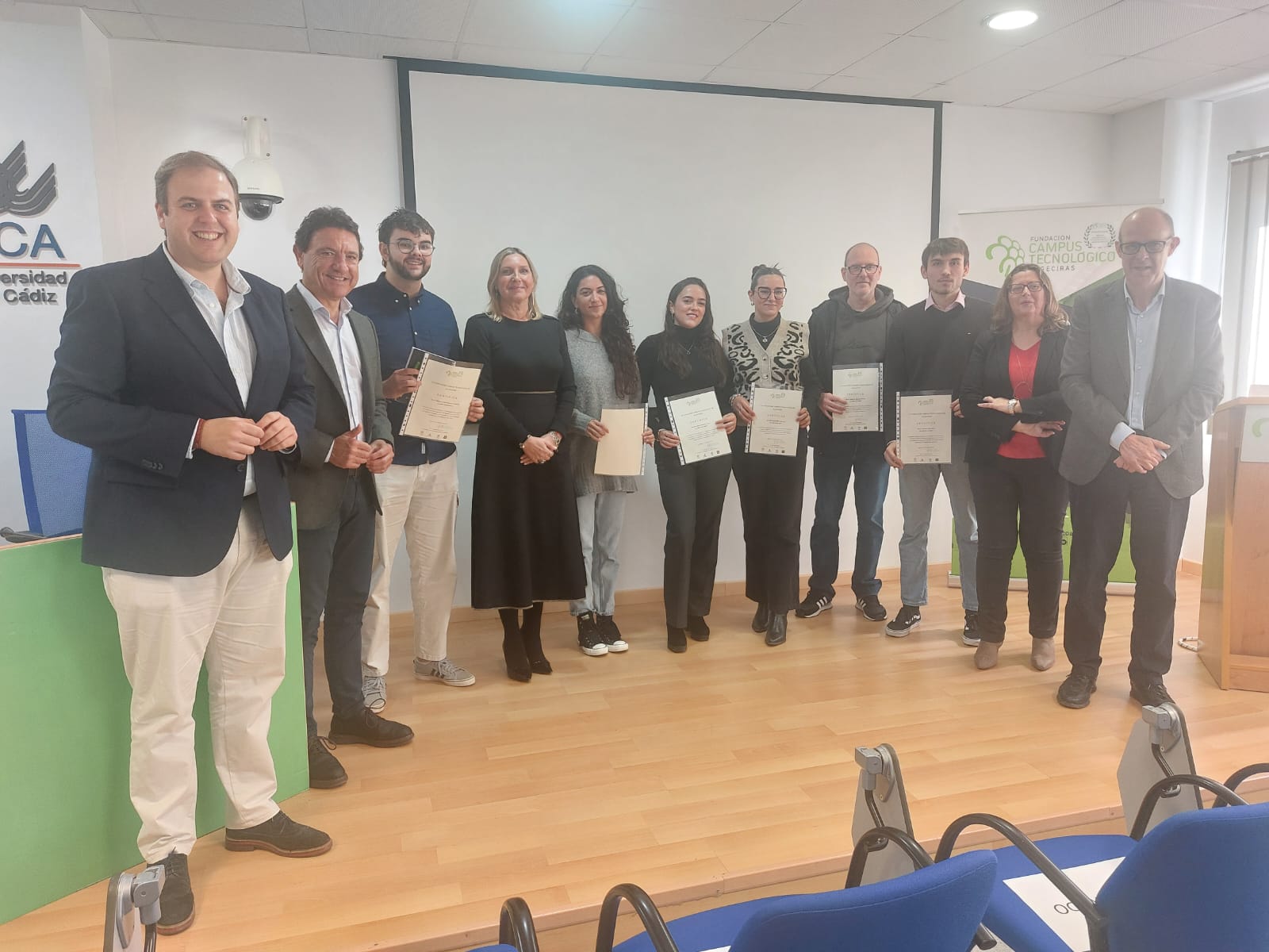 Vázquez asiste a la entrega de las primeras ayudas a la actividad ...