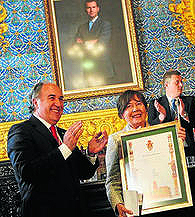 Landaluce felicita a la algecireña Rosa Romojaro por su ingreso en la ...