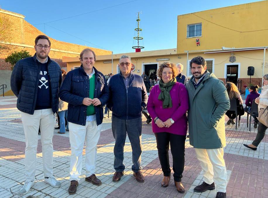 El equipo de gobierno asiste a la Zambomba Flamenca en la AVV La Yesera