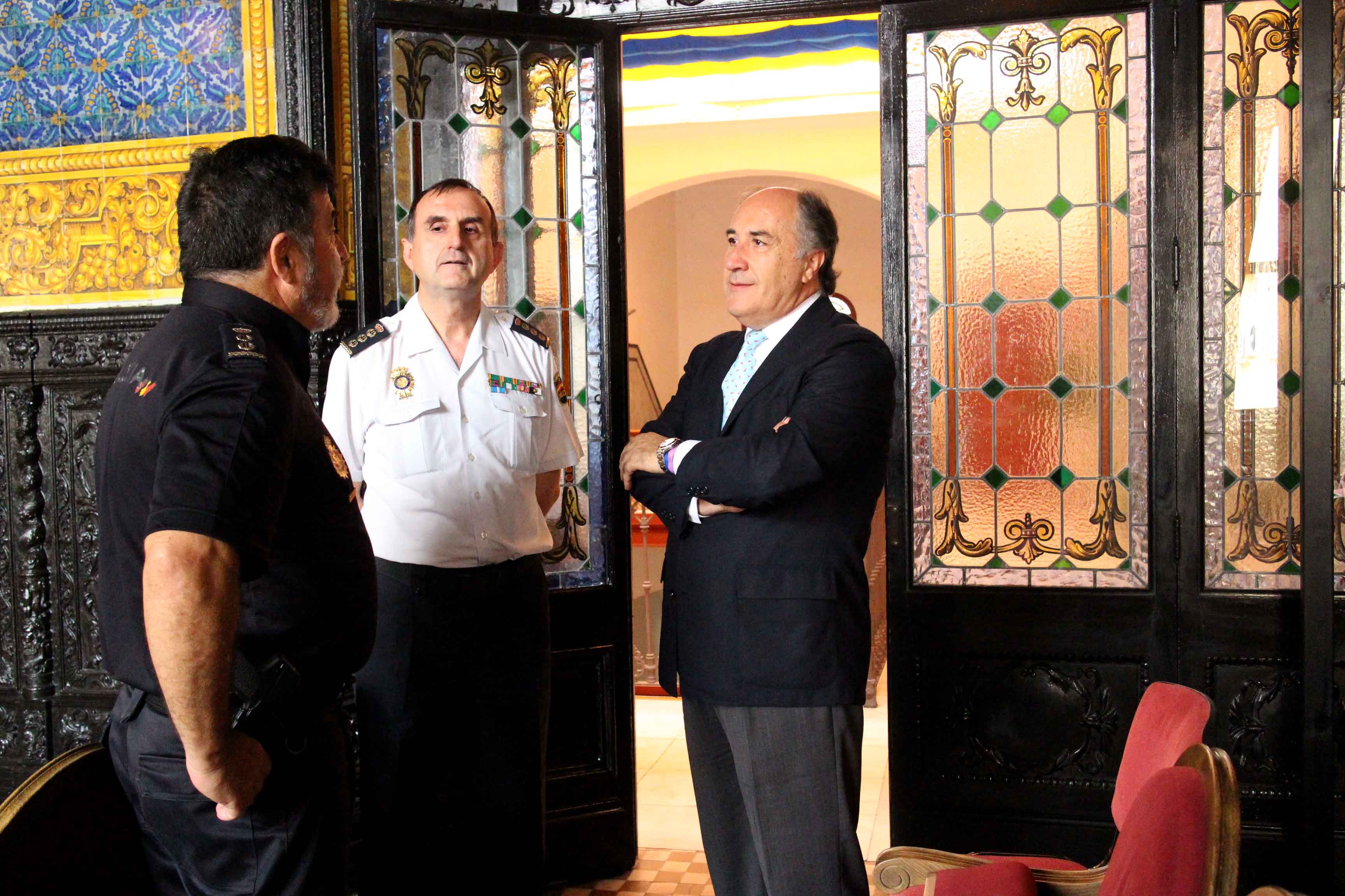 El alcalde recibe al nuevo comisario provincial del Cuerpo Nacional de ...